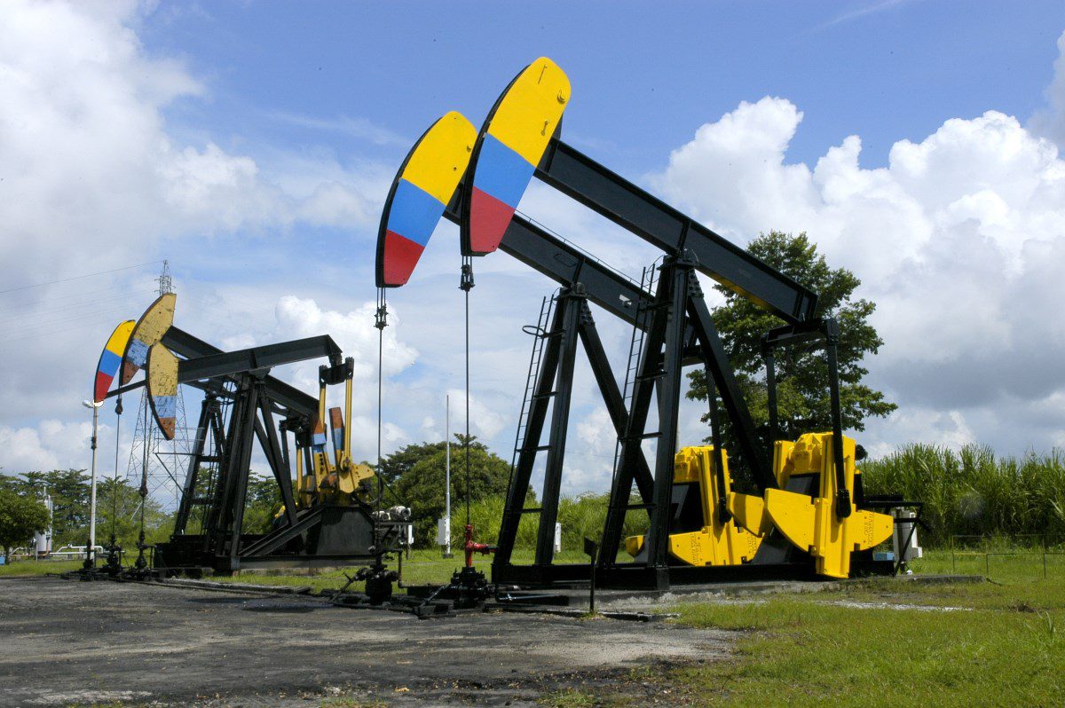 Producción de petróleo en Colombia en abril cayó a mínimos de 2010
