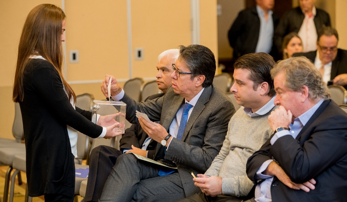 Gilinski juega a favor para OPA de IHC; pide venta participación Sura ...