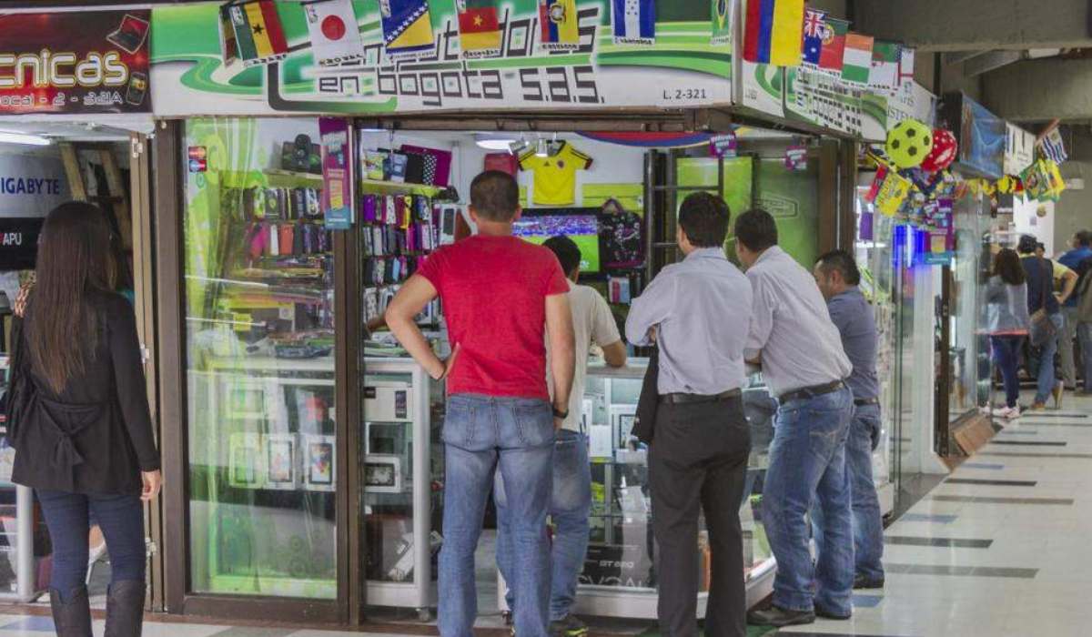 Leve mejora de ventas del comercio en Colombia en noviembre