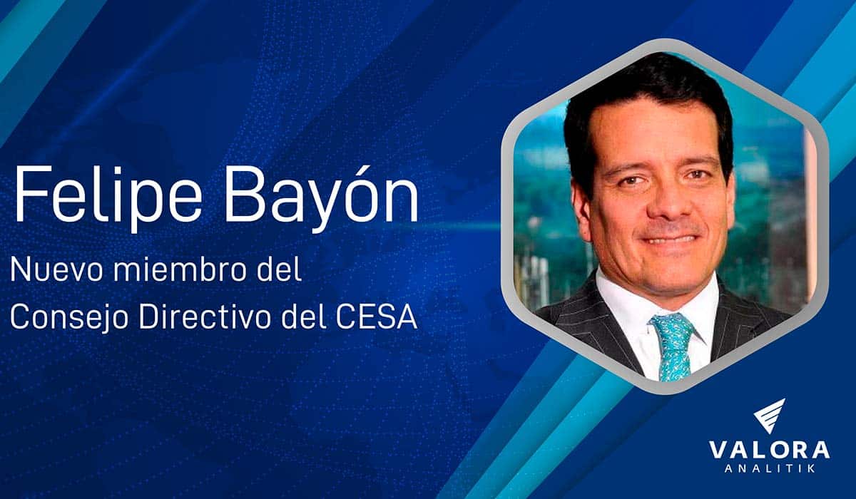 Felipe Bayón entre los miembros del Consejo Directivo del CESA
