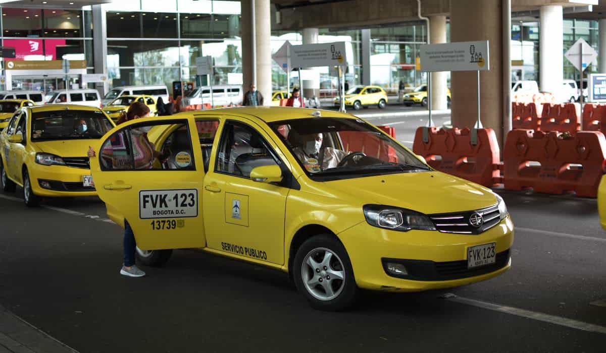 Pasos para identificar la tarjeta de control de taxistas en Bogotá