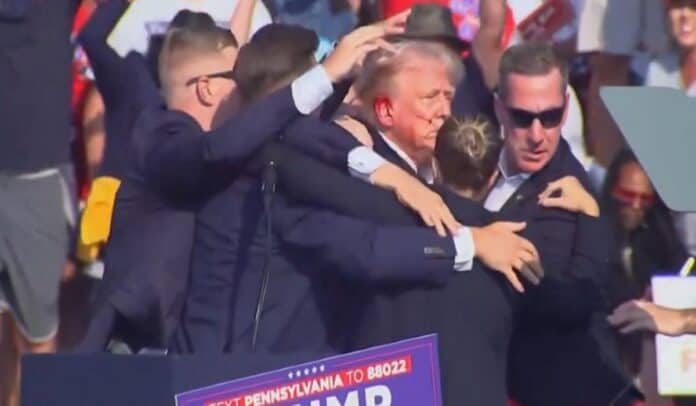 Trump sufre atentando en un acto público: Este es el video