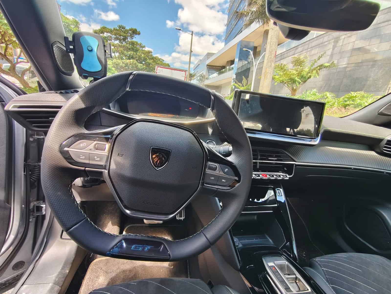 Peugeot lanzó en Colombia el carro con motor 100 % eléctrico